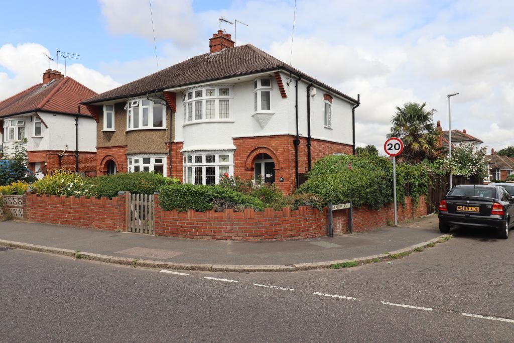 Austin Road, Icknield, Luton... 3 bed semi-detached house - £400,000