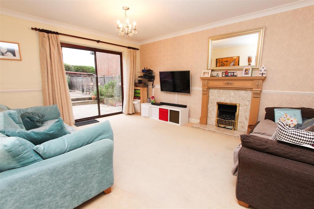 Lower Cock Road Kingswood 4 Bed Detached House £475 000