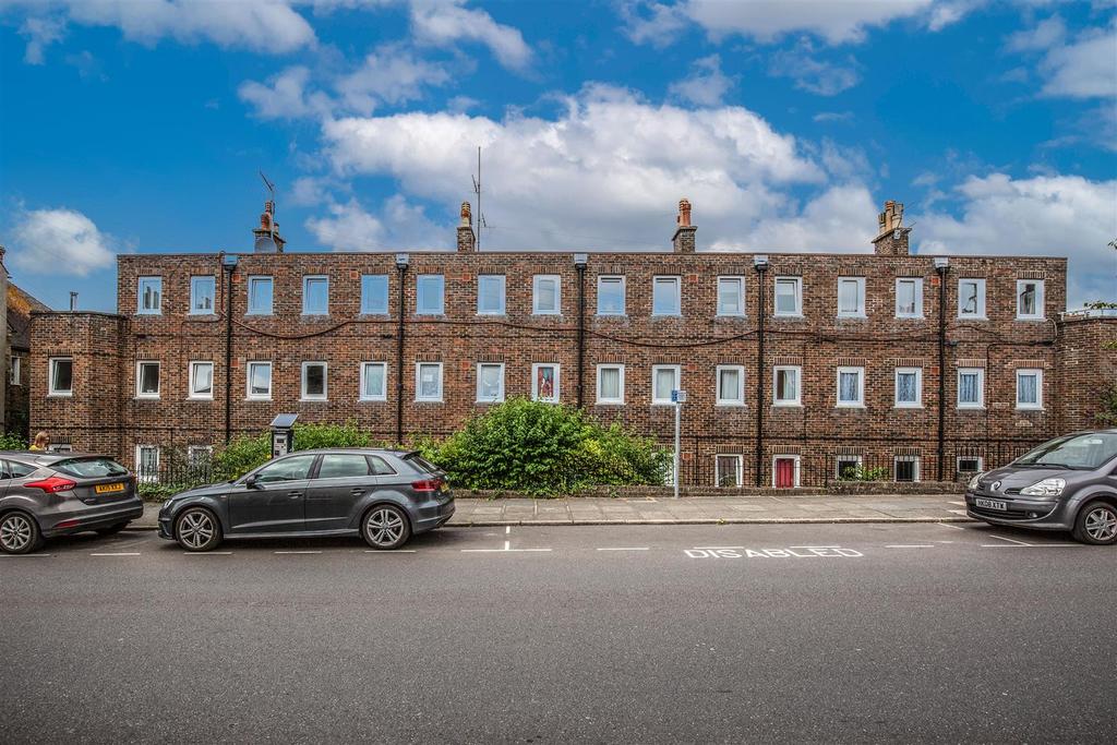Priory Street, Lewes 2 bed flat - £300,000