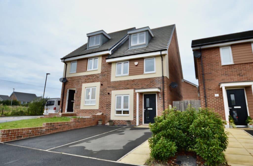 3 Bedroom Semi-detached Townhouse for... 3 bed semi-detached house - £ ...