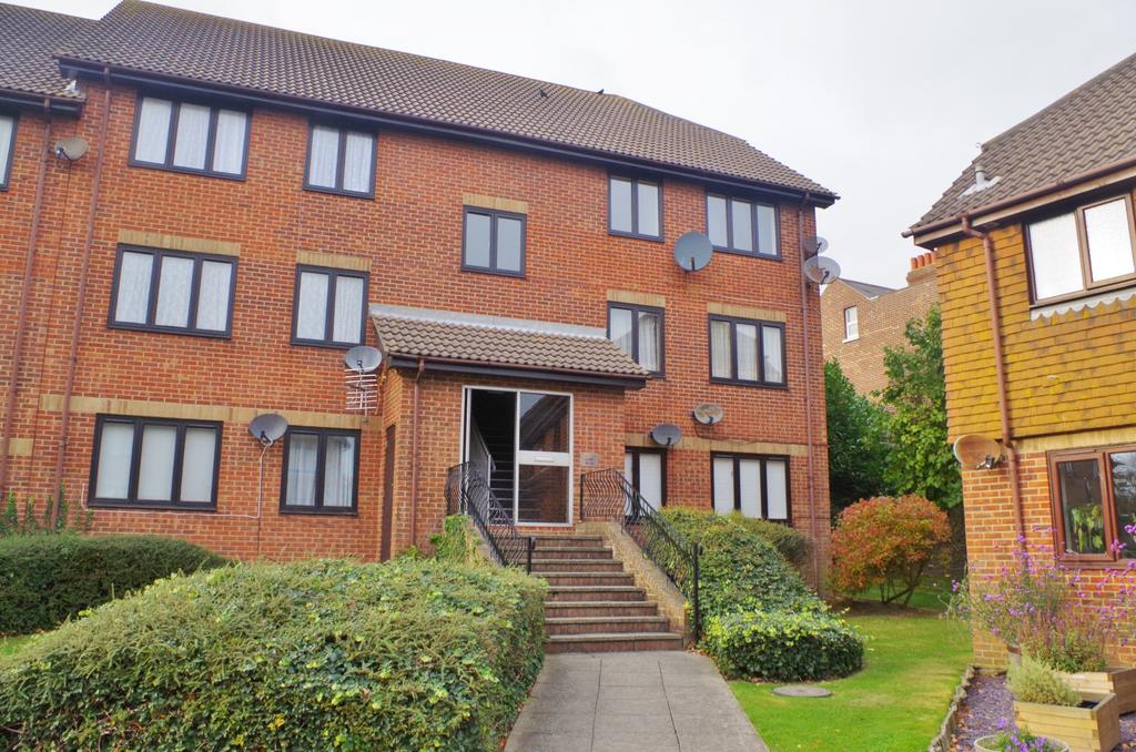 Lawrence Court, Dover Road... 2 bed flat - £775 pcm (£179 pw)