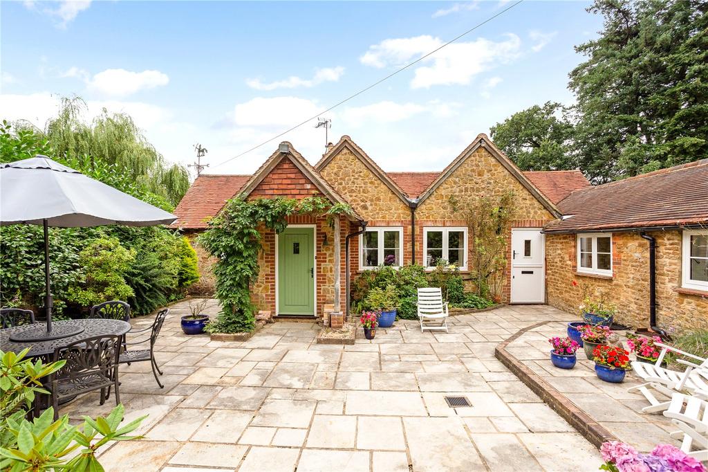 Churt Road, Churt, Farnham, Surrey, GU10 3 bed detached house - £895,000