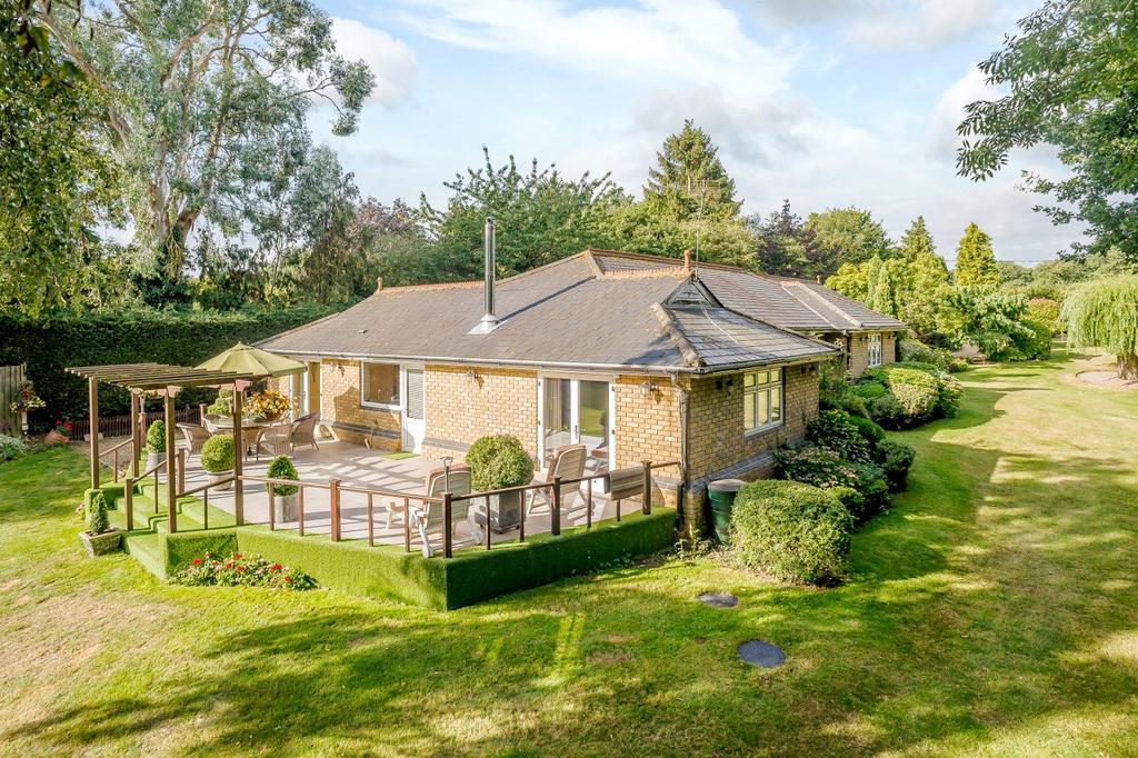 Broomhills Chase, Little Burstead, CM12 4 bed bungalow - £1,250,000