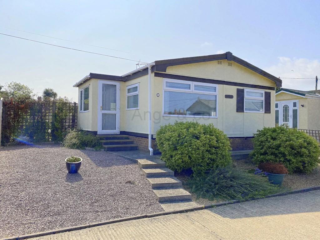 The Beeches, Victoria Road, Lowestoft 2 bed mobile home - £80,000