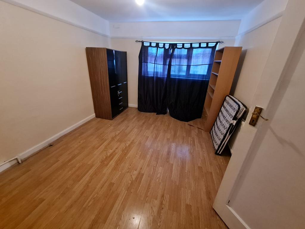 Holly Parade, High Street, FELTHAM, TW13 2 bed flat - £1,250 pcm (£288 pw)