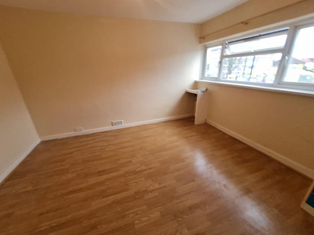 Holly Parade, High Street, FELTHAM, TW13 2 bed flat - £1,250 pcm (£288 pw)
