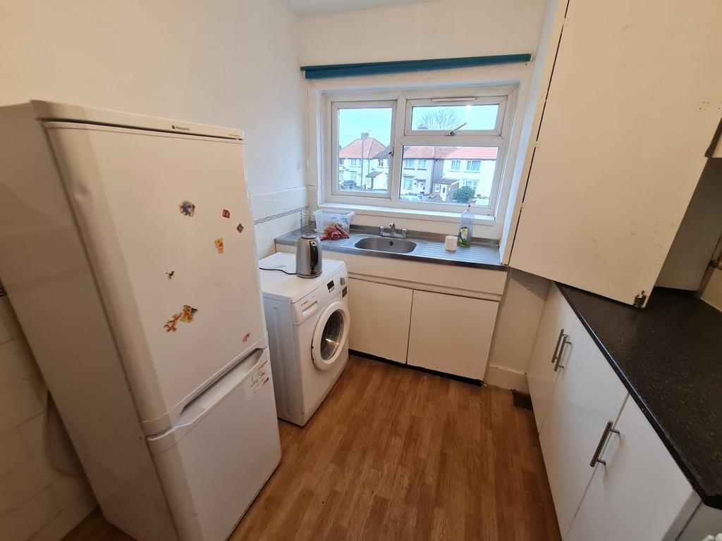 Holly Parade, High Street, FELTHAM, TW13 2 bed flat - £1,250 pcm (£288 pw)