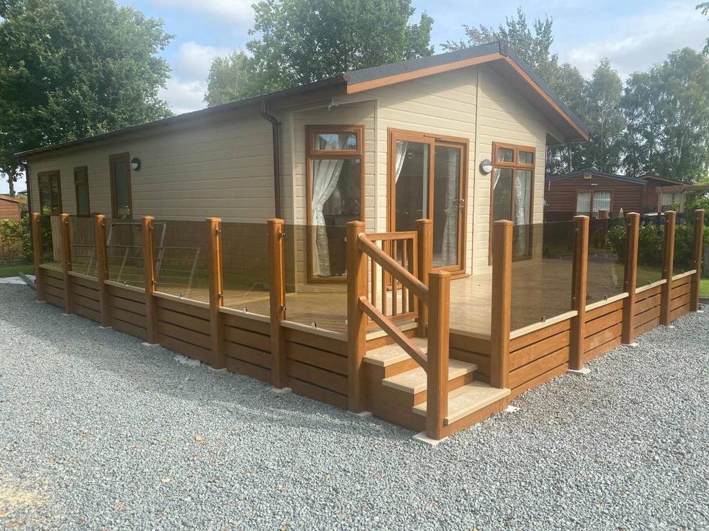 Cliffe Common North Yorkshire 2 bed lodge - £159,999