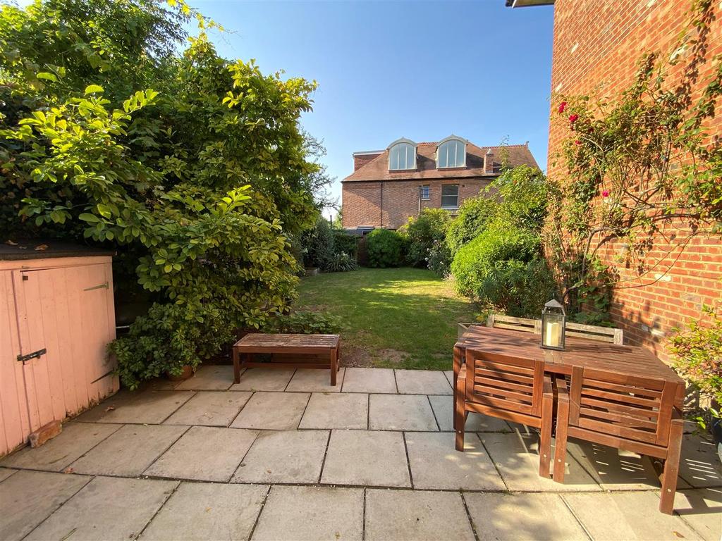 Manstone Road, London, NW2 2 bed apartment - £725,000
