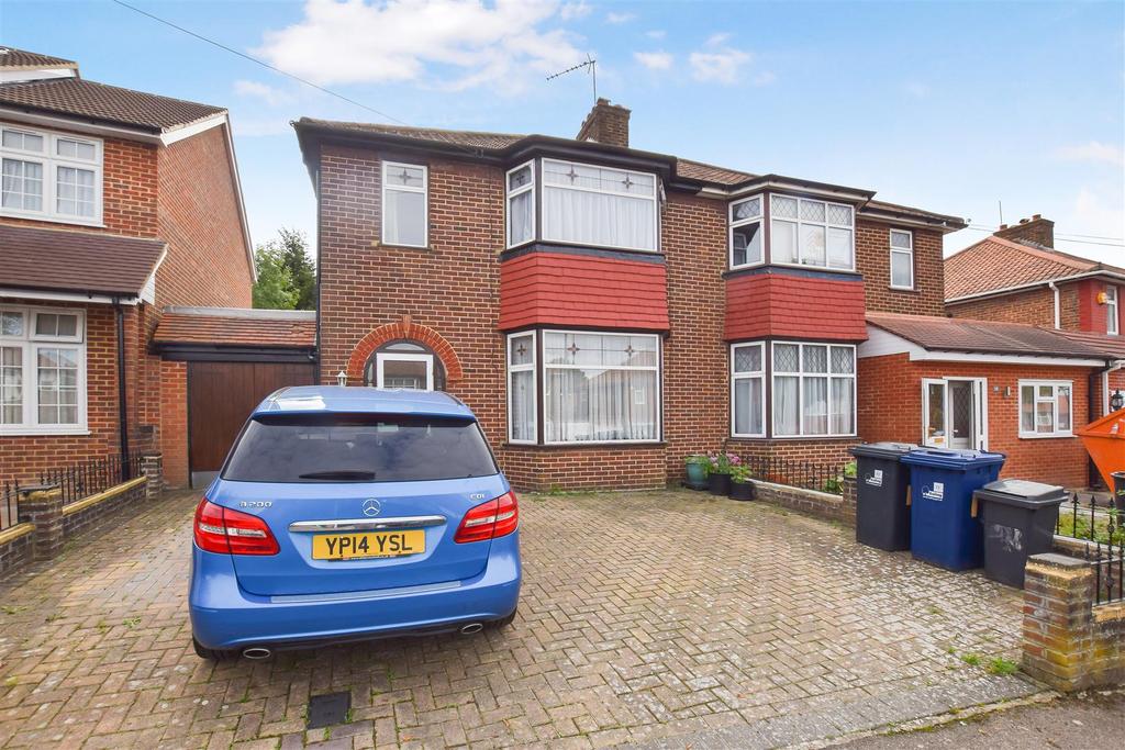 Ashness Gardens Greenford 4 Bed Semi Detached House £2 100 Pcm £485 Pw