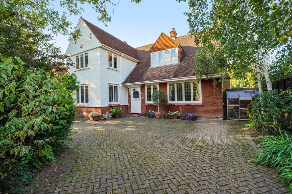 Imber Park Road, Esher, Surrey, KT10 4 bed detached house - £1,595,000