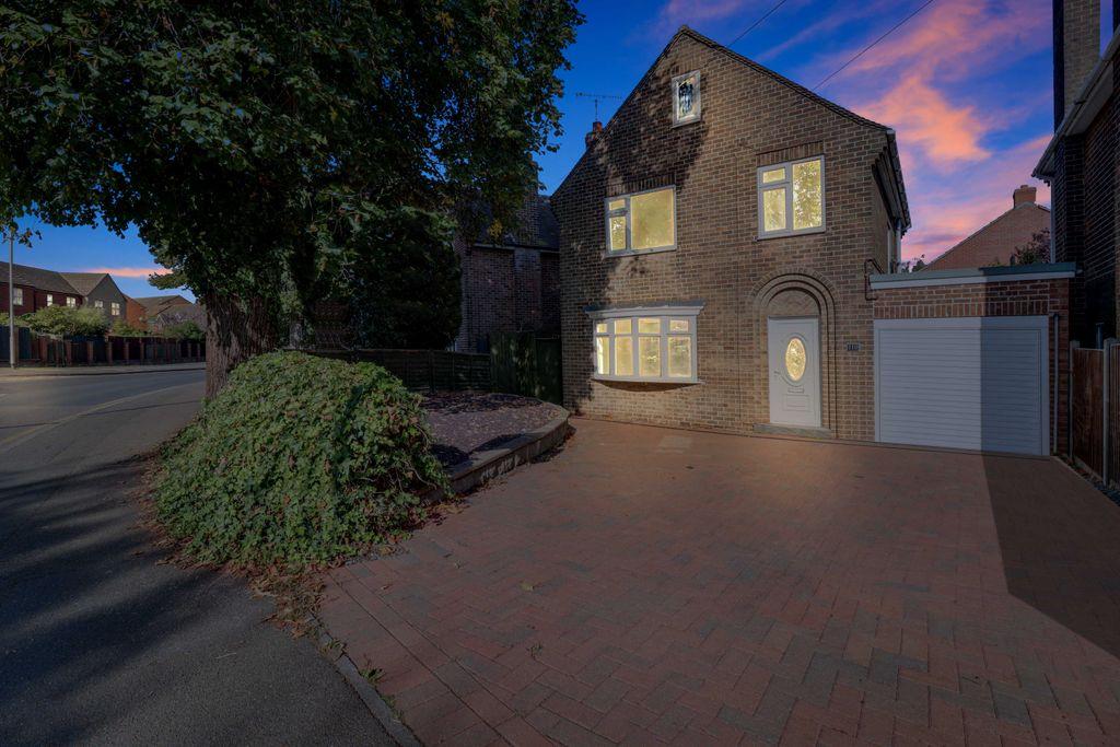 Springfield Road, Grantham NG31 7BB 3 bed detached house - £250,000