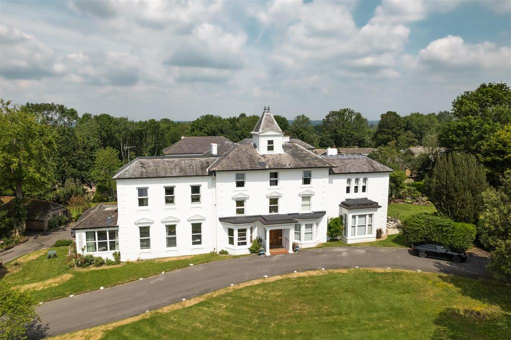 Franklands Court, Burgess Hill 2 bed penthouse - £430,000