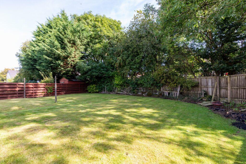 Netherplace Crescent, Newton Mearns 2 bed end of terrace house - £149,000