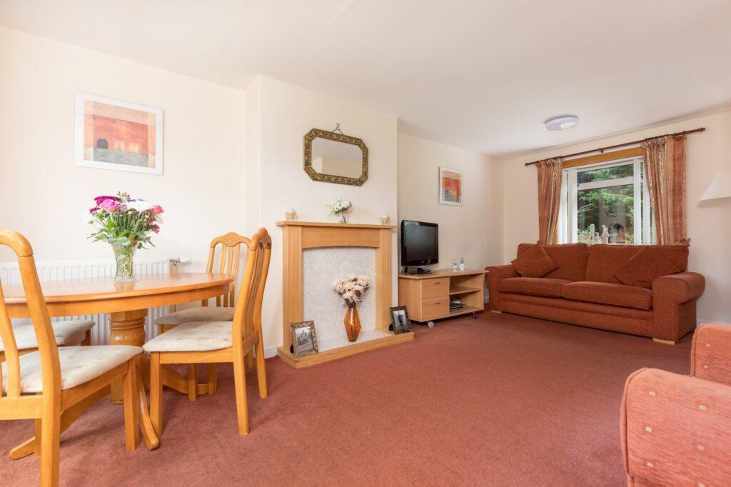 Netherplace Crescent, Newton Mearns 2 bed end of terrace house - £149,000