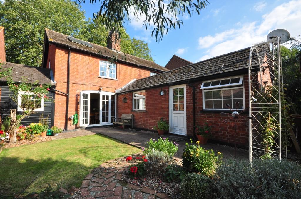 Main Road Rettendon Common CM3 3 bed cottage - £1,350 pcm (£312 pw)