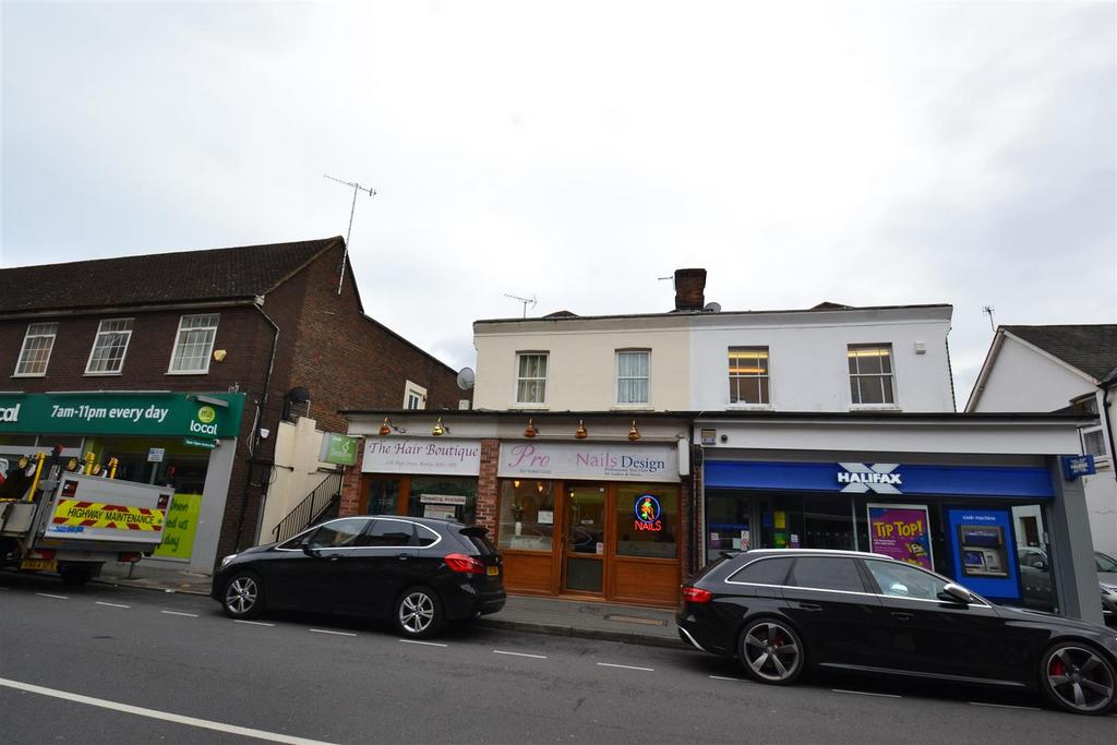 High Street, Horley 1 bed flat - £975 pcm (£225 pw)