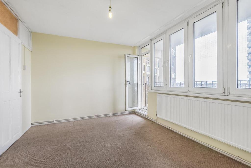 Clem Attlee Court, Fulham 2 bed flat - £380,000