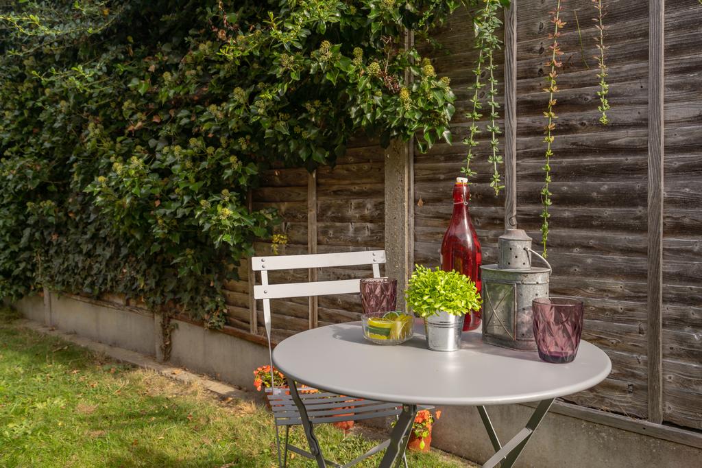 Bookham Village 2 bed bungalow - £775,000