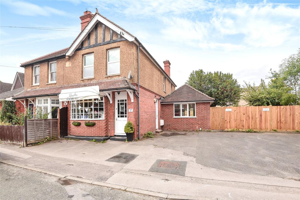 Emmbrook Road Wokingham Berkshire 3 Bed End Of Terrace House £
