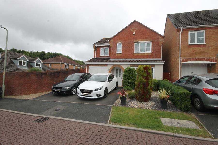 Roberts Drive, Dawley 4 bed detached house - £300,000