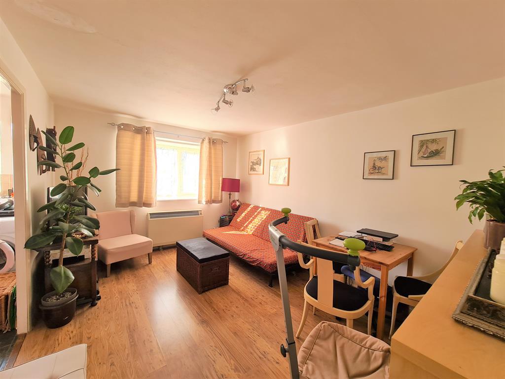 Mullards Close, Hackbridge CR4 4FF 1 bed flat - £220,000