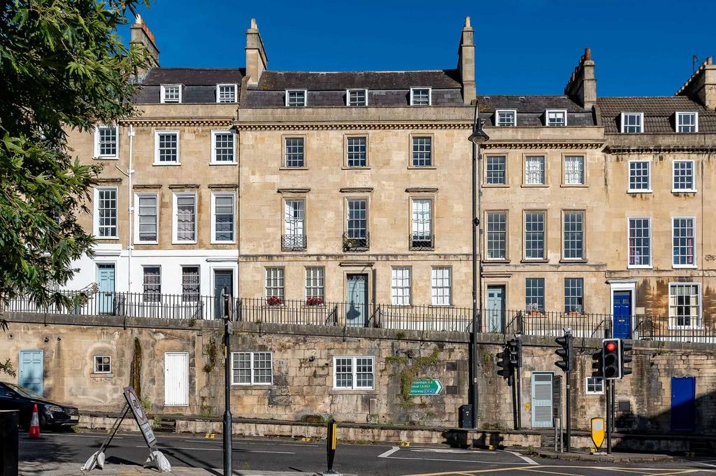 Walcot Parade 2 bed apartment - £1,500 pcm (£346 pw)