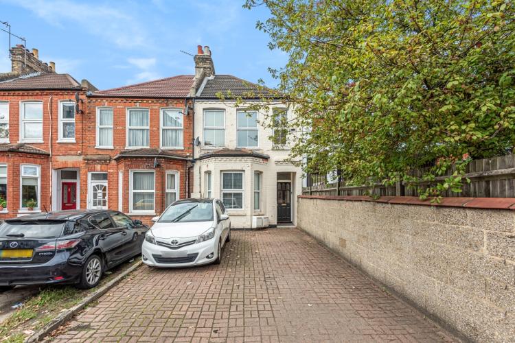 Merton Road London SW18 2 bed apartment - £1,550 pcm (£358 pw)