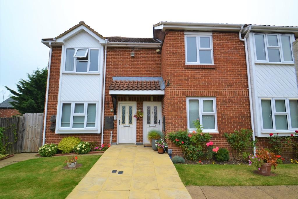 Yew Tree Court, Barnet Lane, Elstree 2 bed apartment - £295,000