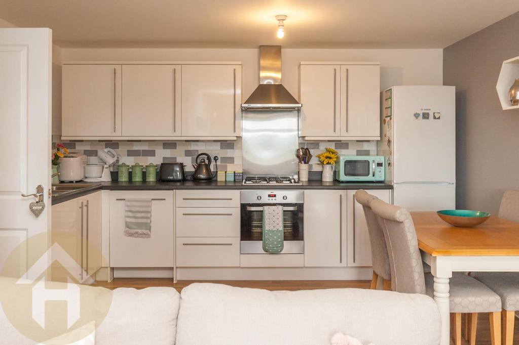 Cloatley Crescent, Royal Wootton Bassett, Wiltshire, Sn4 7fx 2 bed ...