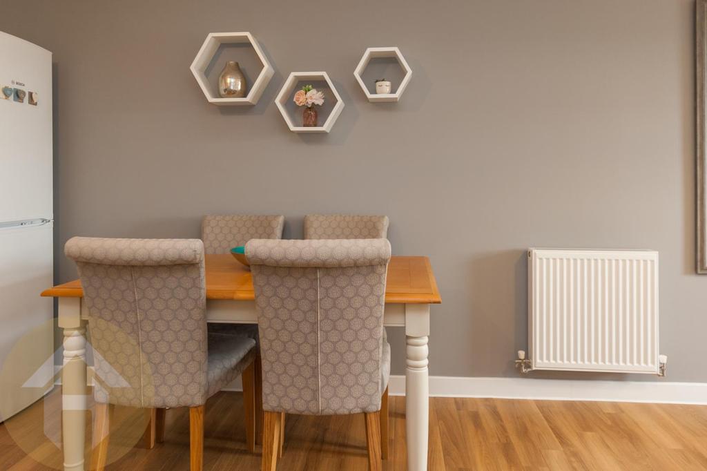 Cloatley Crescent, Royal Wootton Bassett, Wiltshire, Sn4 7fx 2 bed ...