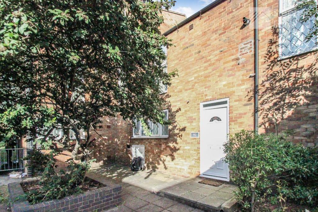 Crosse Courts, Basildon 3 bed terraced house - £1,300 pcm (£300 pw)