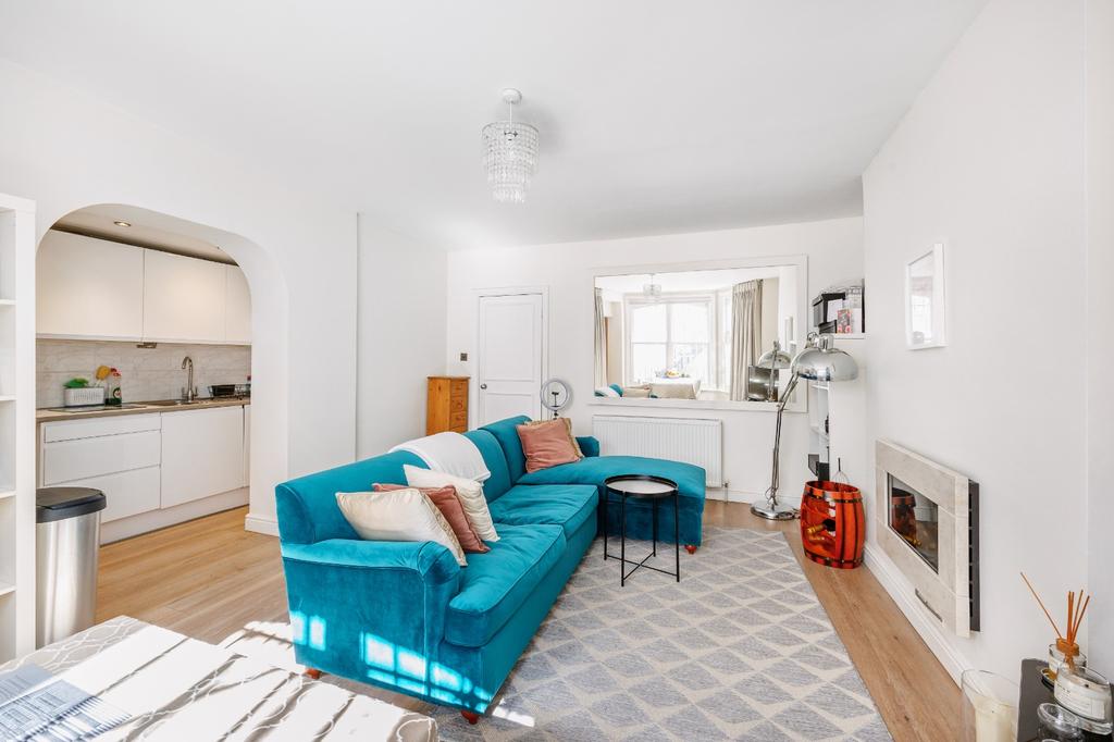 Comeragh Road, West Kensington, W14 2 bed flat - £2,058 pcm (£475 pw)