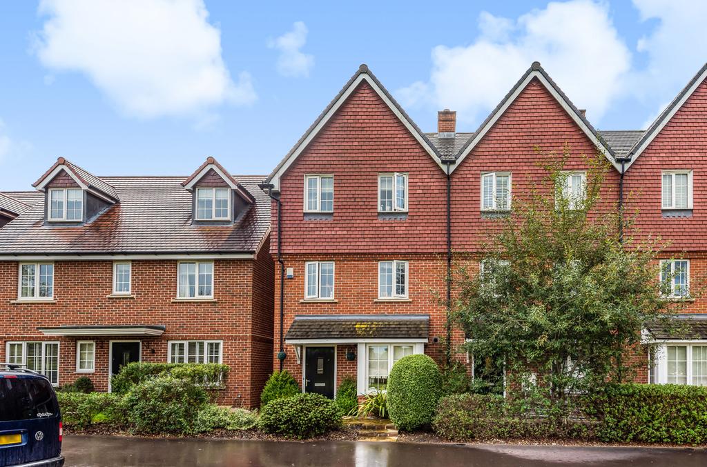Liphook 4 bed end of terrace house - £500,000