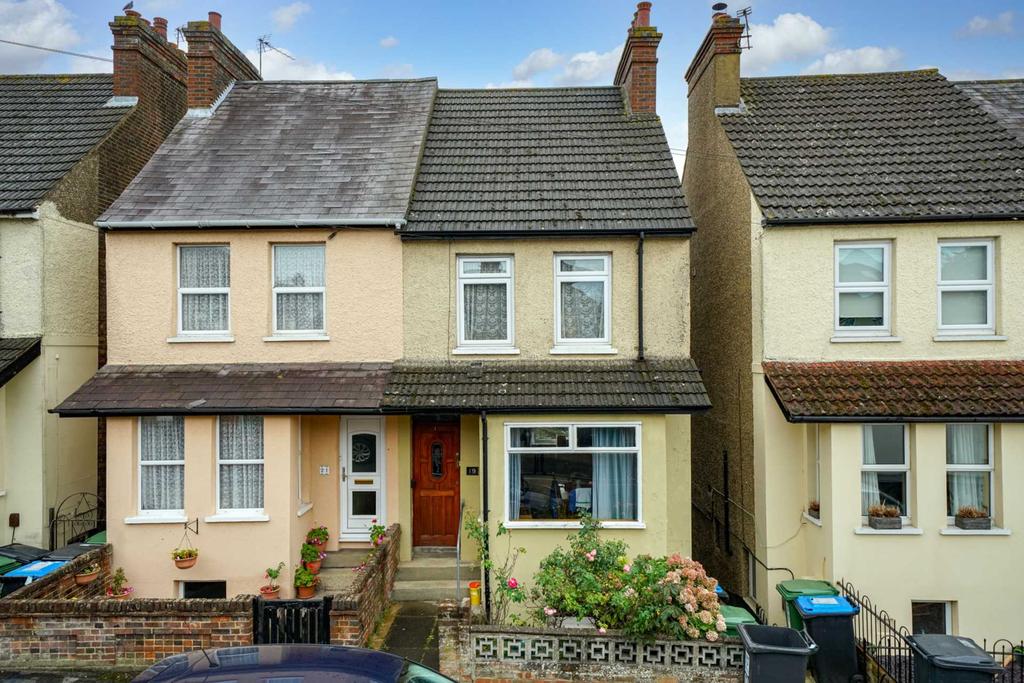 Cowper Road, Boxmoor 3 bed semi-detached house - £465,000