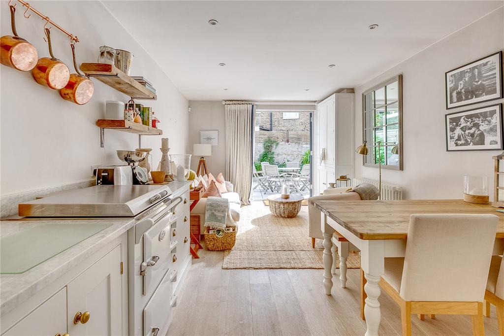 Stormont Road, SW11 2 bed apartment - £2,708 pcm (£625 pw)