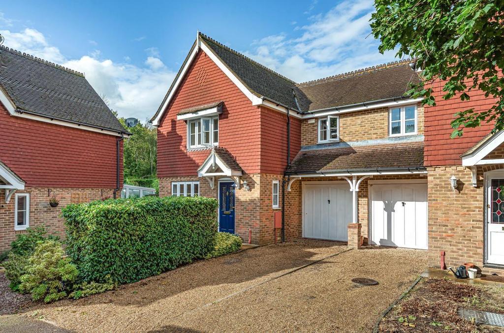 Coppice Place, Wormley, Godalming, GU8 3 bed semi-detached house - £550,000