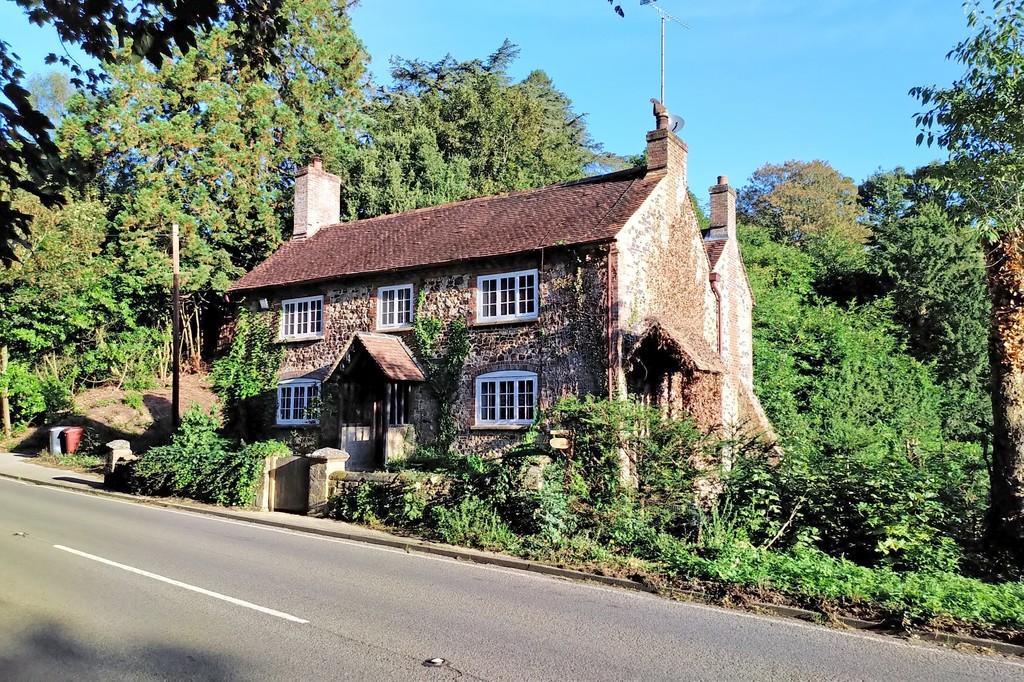 Stopham, Nr Pulborough, West Sussex 4 bed detached house - £750,000