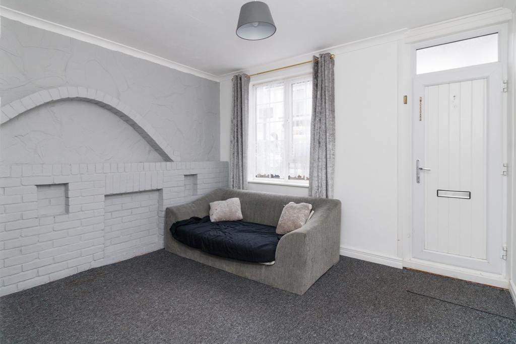 Gordon Road, Gillingham 2 bed terraced house - £900 pcm (£208 pw)