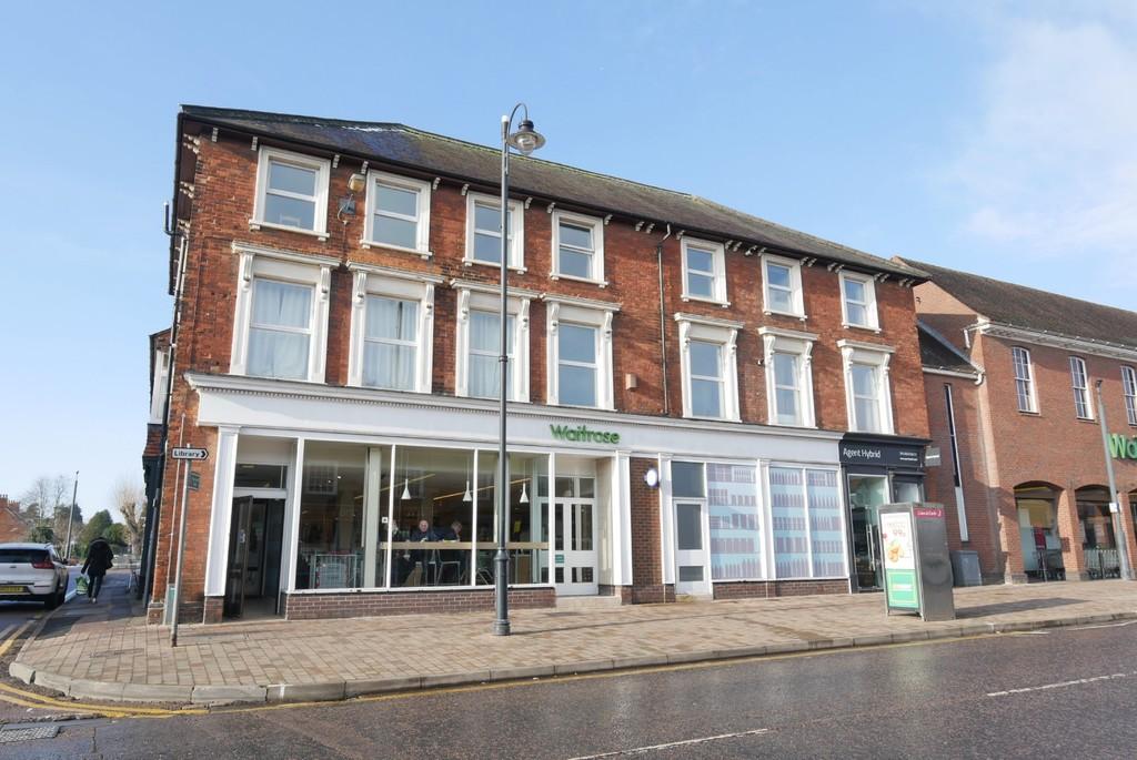 High Street, Stevenage 1 bed flat - £900 pcm (£208 pw)