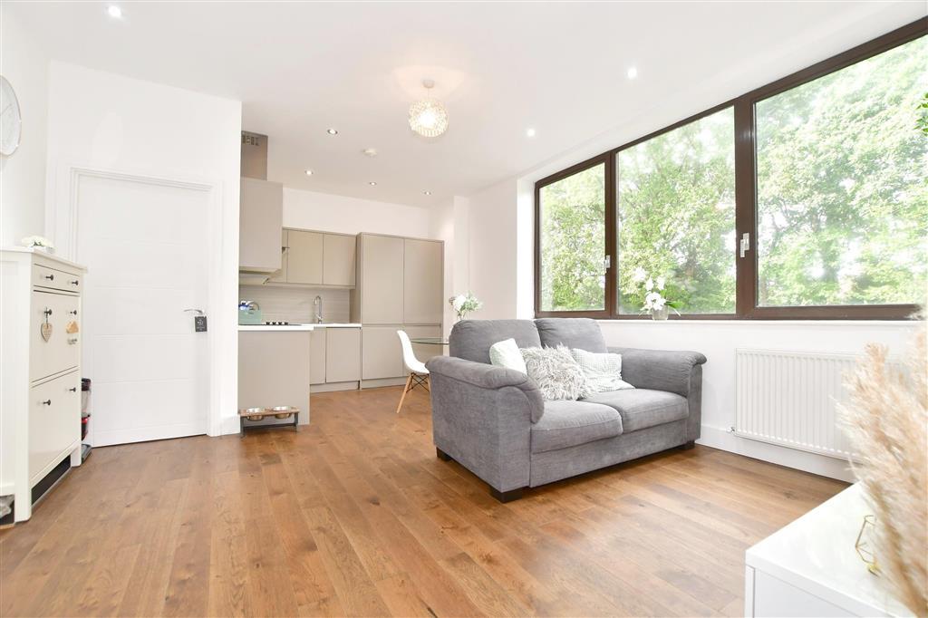 Hazelwick Avenue, Three Bridges... 2 bed flat - £250,000