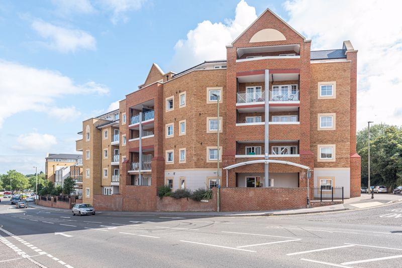 Flambard Way, Godalming GU7 1 bed apartment - £1,350 pcm (£312 pw)