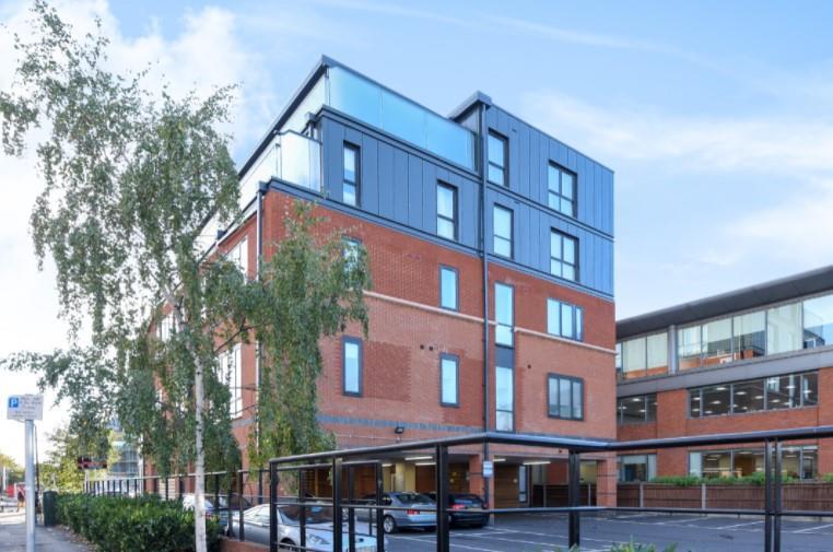 Slough, Berkshire, SL1 2 bed flat - £260,000
