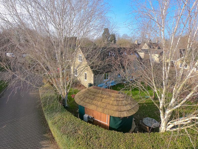WEALD, BAMPTON, Barn End OX18 2HL 5 bed chalet - £799,950