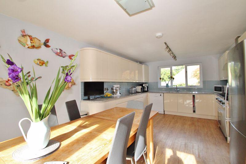 WEALD, BAMPTON, Barn End OX18 2HL 5 bed chalet - £799,950