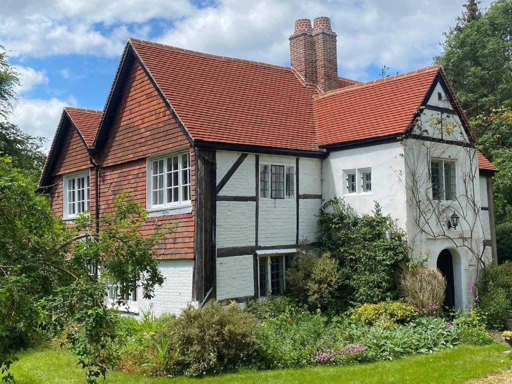 Monteagle Lane, Yateley, Hampshire 4 bed detached house - £1,250,000