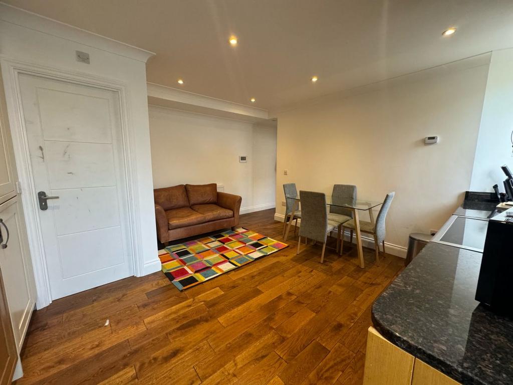 Bellfield Road, Hp13 2 bed flat to rent - £1,400 pcm (£323 pw)