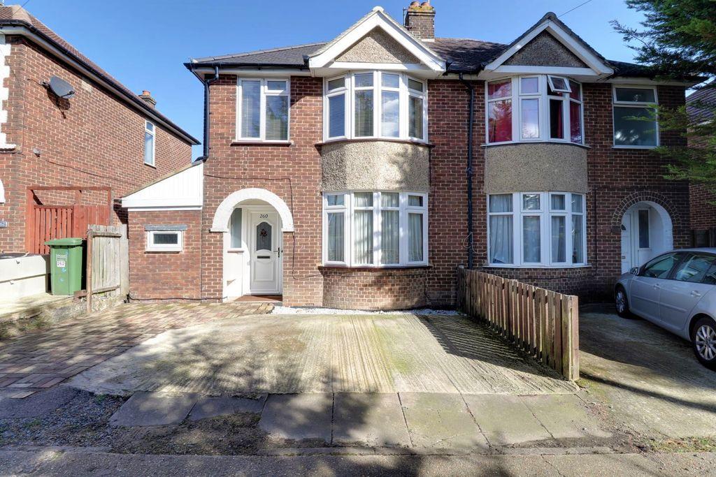 High Street North, Dunstable LU6 1BE 3 bed semi-detached house - £315,000