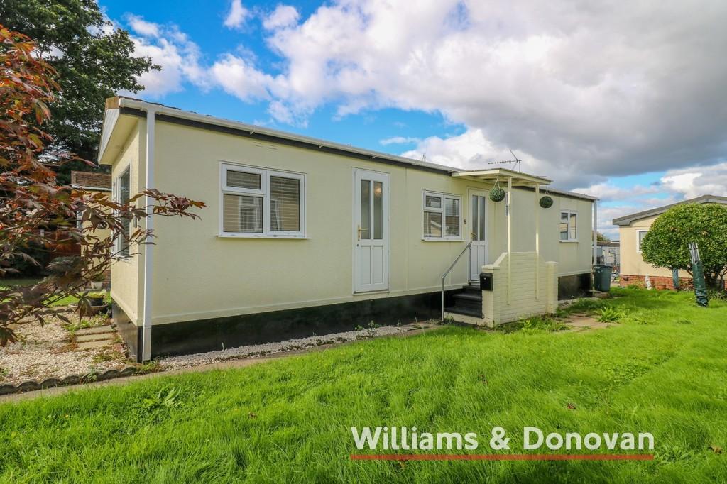 Pond Close, Tower Park, Hullbridge 2 bed mobile home - £100,000