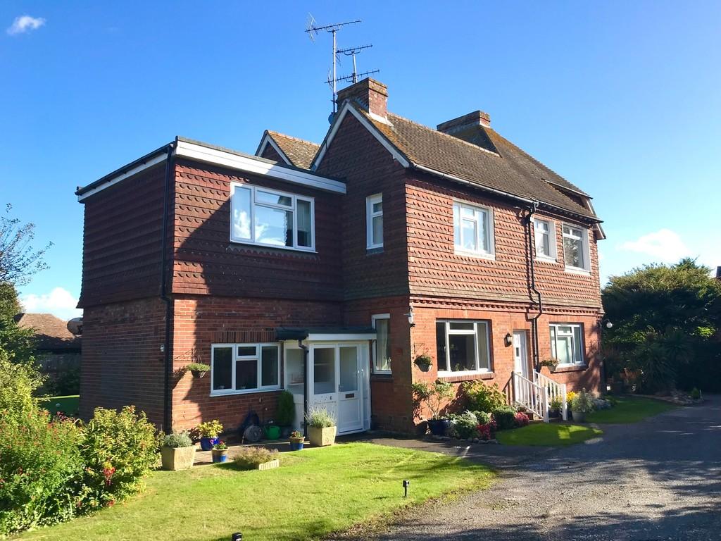 The Street, Rustington 1 bed flat - £845 pcm (£195 pw)